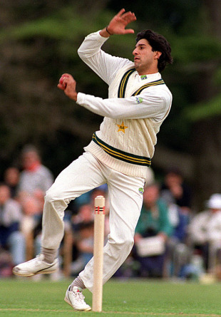 Wasim Akram Bowling Pictures ~ Sports Wallpapers Cricket wallpapers Football NBA Tennis ...