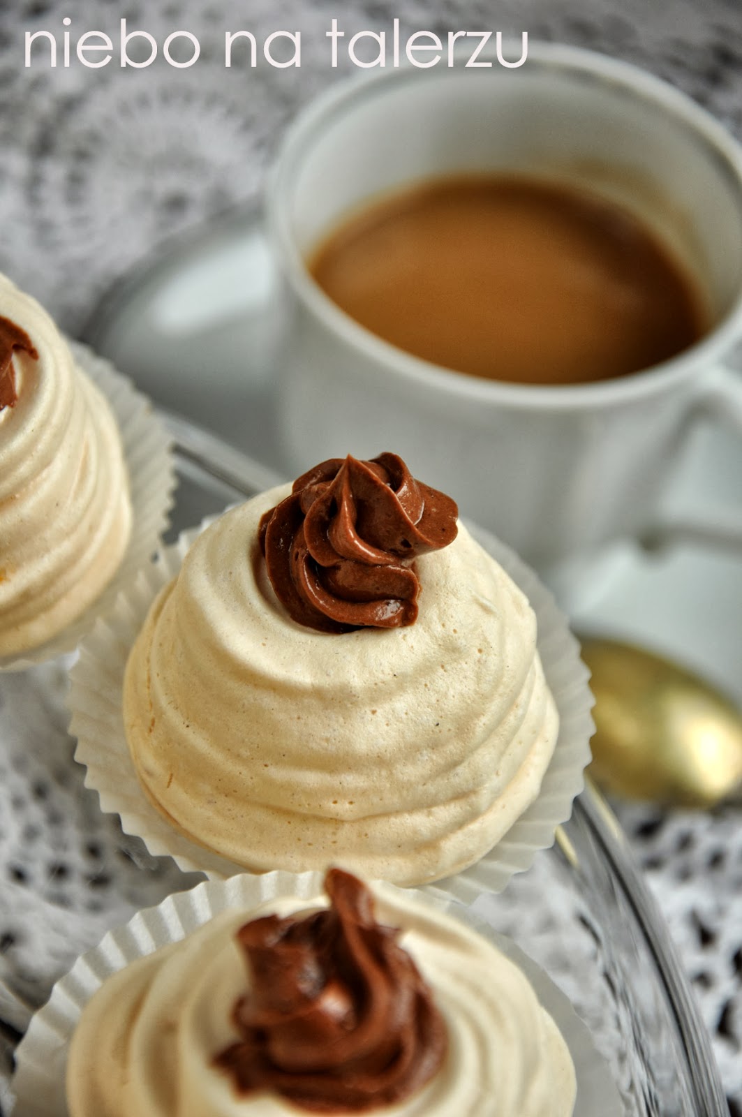Bezy z kremem czekoladowym - niebo na talerzu