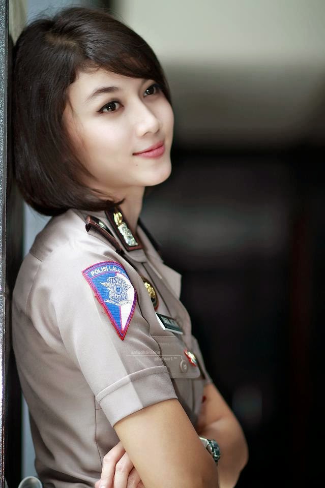 Foto Polisi Cantik Indonesia-menjadi Polisi Tercantik di Dunia :-)