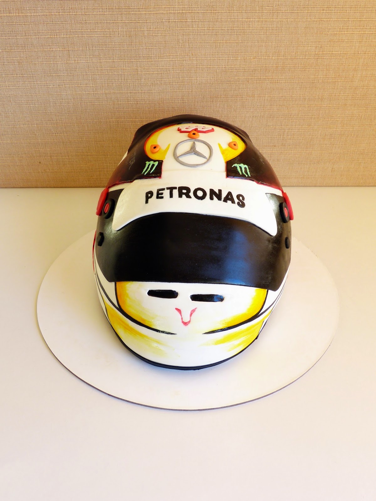CAPACETE LEWIS HAMILTON HAVE SOME SUGAR MARGARIDA ABECASSIS capacete-lewis-hamilton-have-some-sugar-margarida-abecassis