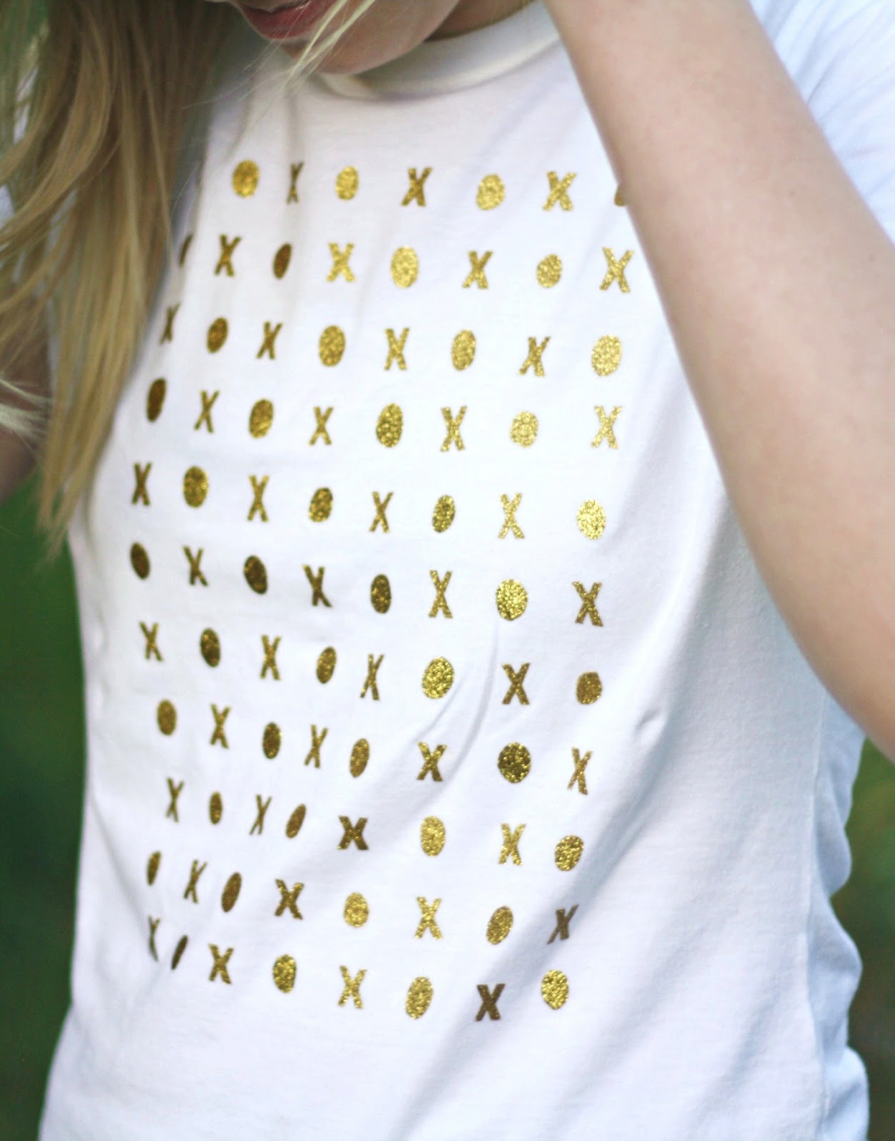 DIY Glitter XOXO Tee Shirt The Pretty Life Girls diy-glitter-xoxo-tee-shirt-the-pretty-life-girls