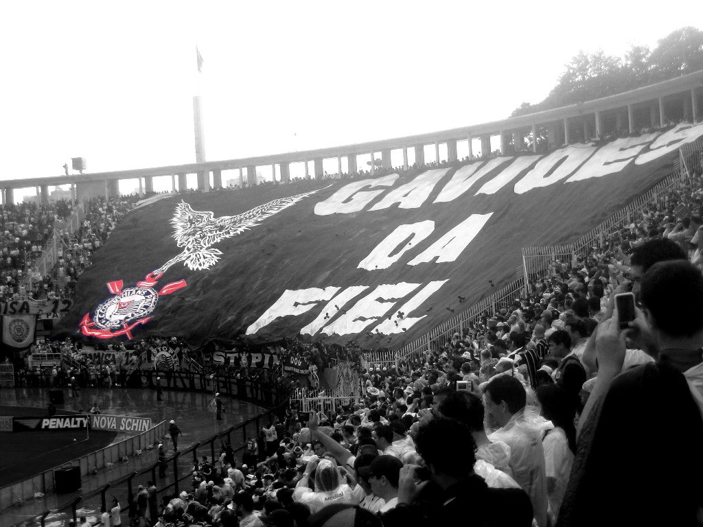 Preto no Branco: Ibope mostra torcidas do Corinthians e Flamengo igualadas Preto no Branco: Ibope mostra torcidas do Corinthians e Flamengo igualadas