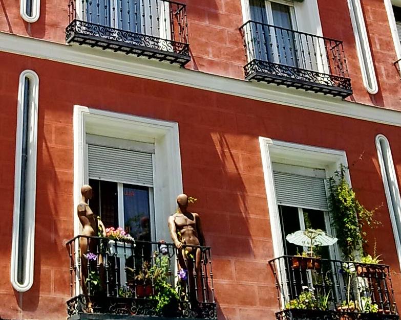 Cúmulos y limbos: Maniquíes en los balcones de La Latina Cúmulos y limbos: Maniquíes en los balcones de La Latina