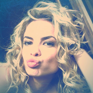 Eu sou Rebelde: Em uma mini-entrevista, Lua Blanco desconversar sobre sua primeira vez