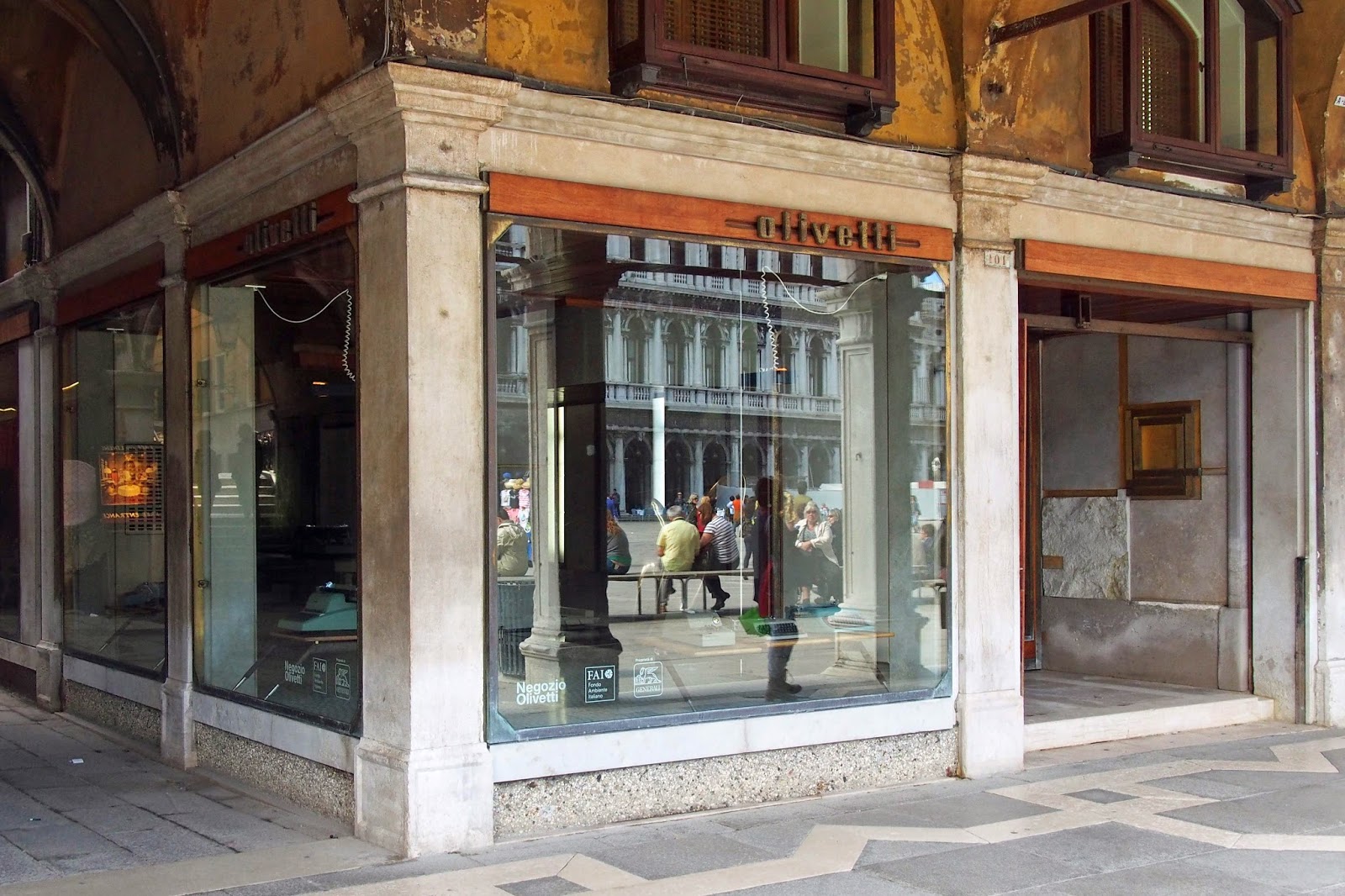 [building] Olivetti Showroom in Venice's St Mark's Square by Carlo Scarpa (1958) : r/architecture