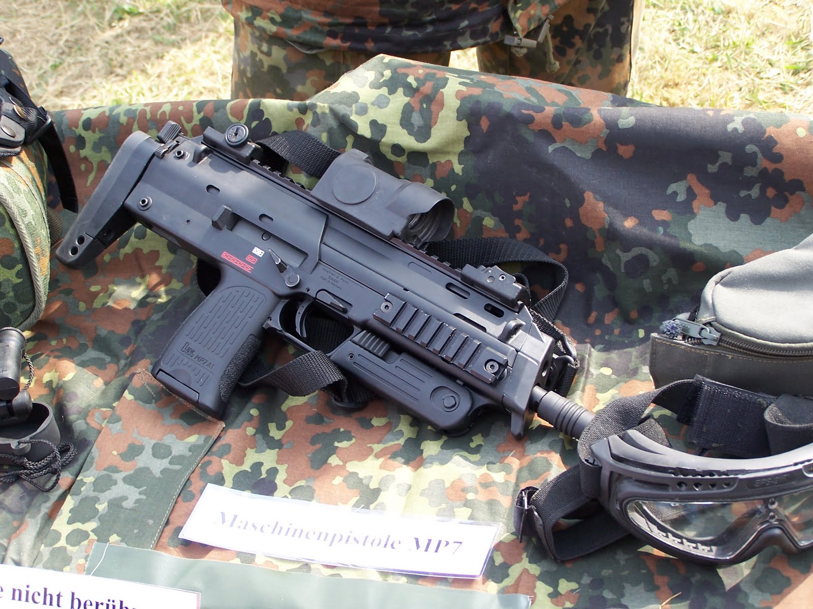 Heckler - Koch HK MP7A1 submachine gun / personal defense weapon (PDW) (Germany)