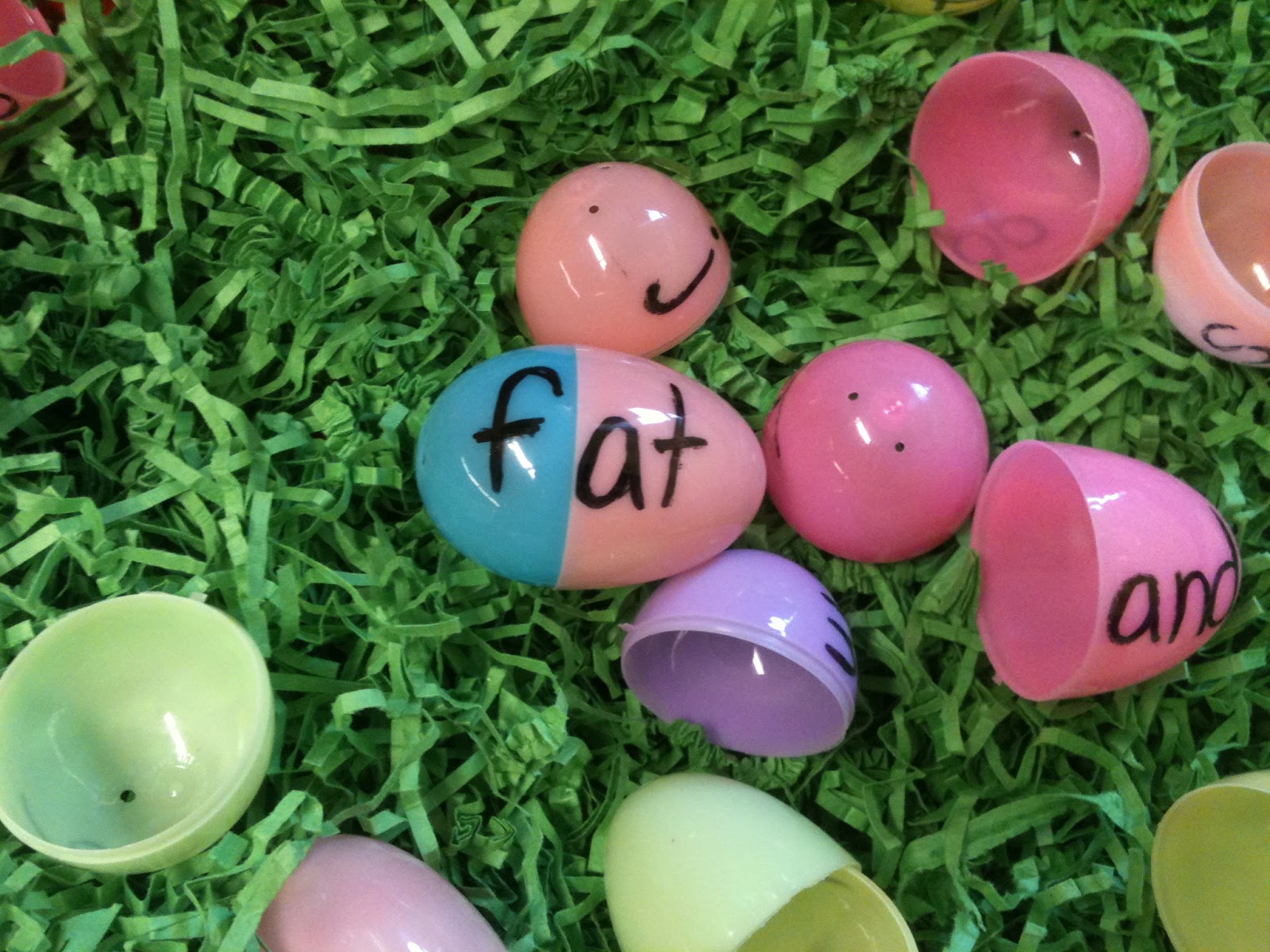 What's in your sensory table . . . and a Easter freebie ...