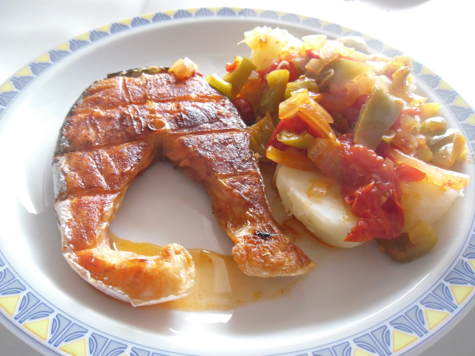 Petiscos & Companhia: Salmão Grelhado com Batatas Cozidas e Tomatada Petiscos & Companhia: Salmão Grelhado com Batatas Cozidas e Tomatada