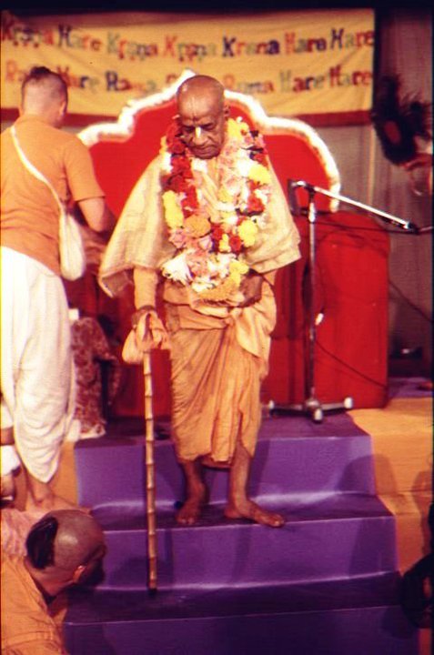 Sri Nrsimhadevadas: Srila Prabhupada uvaca: Cuando Krsna comienza a conducir el carruaje de su ...