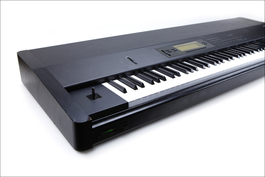 MATRIXSYNTH-B: Korg T1 keyboard workstation SN 004440