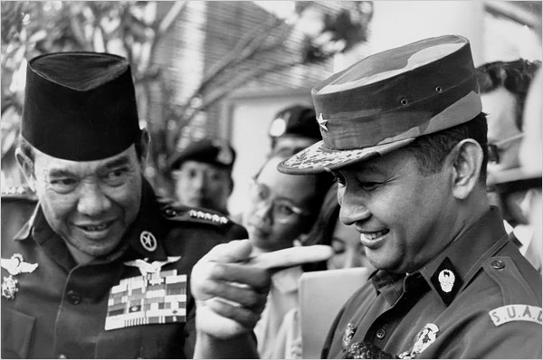 Hitam and Biru: Sistem Pemerintahan Indonesia Orde Lama dengan Orde Baru Hitam and Biru: Sistem Pemerintahan Indonesia Orde Lama dengan Orde Baru