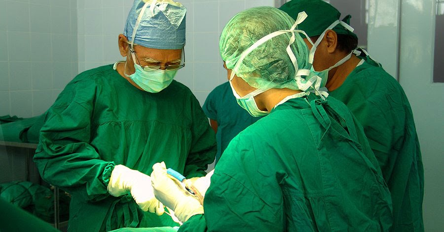 Inilah Alasan Baju Operasi Dokter Berwarna Hijau - GORESKAN Inilah Alasan Baju Operasi Dokter Berwarna Hijau - GORESKAN