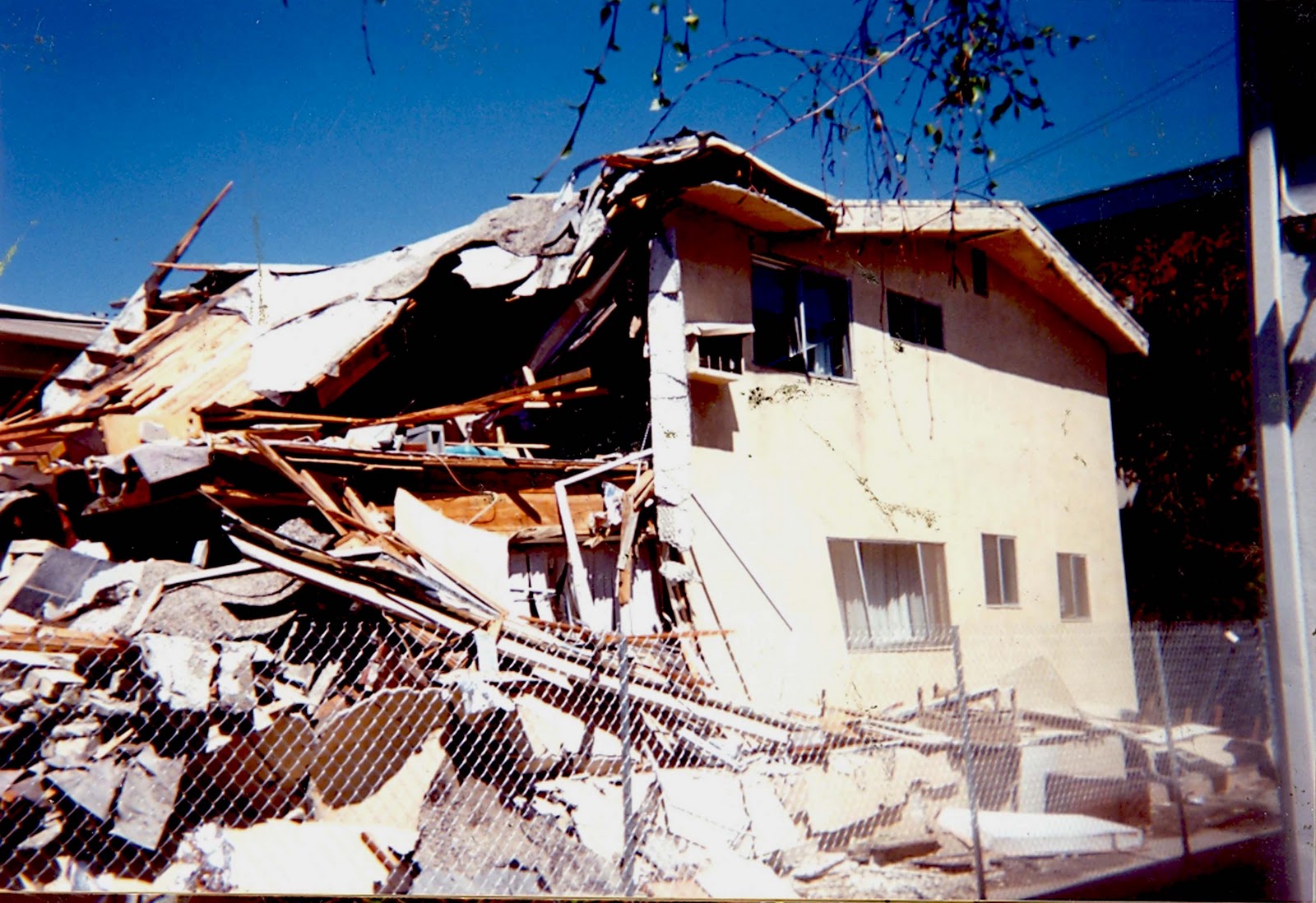 The Museum of the San Fernando Valley: EARTHQUAKE IN SHERMAN OAKS - 1994 The Museum of the San Fernando Valley: EARTHQUAKE IN SHERMAN OAKS - 1994