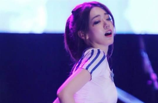 The Most Sensual Pose of BAMBINO's Eunsol from recent performance! | Daily Korean Celebrity Pictures