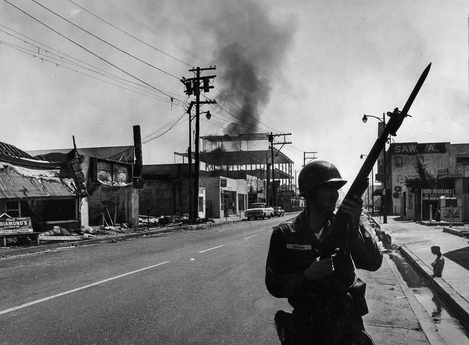 50 Years Ago Today 28 Historical Photographs From The Watts Riots In August 1965 Vintage 50-years-ago-today-28-historical-photographs-from-the-watts-riots-in-august-1965-vintage