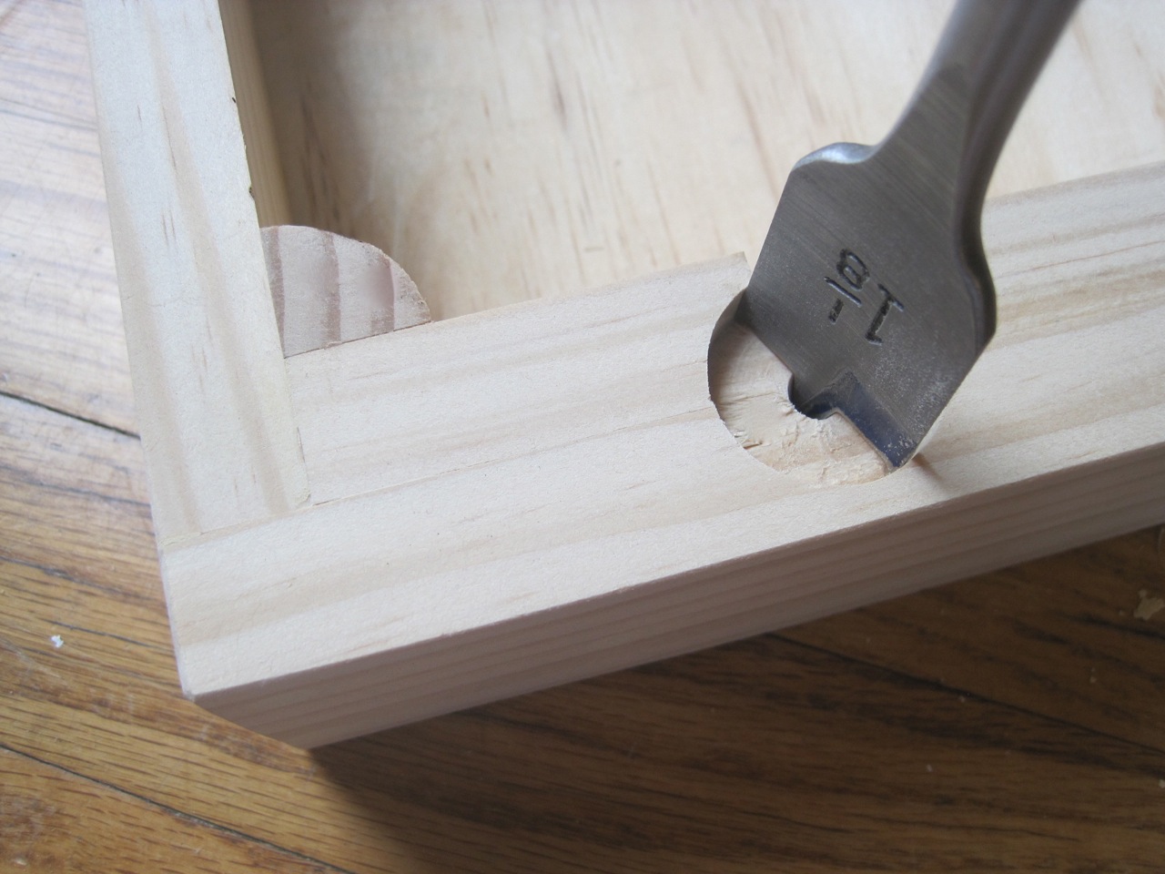 The Project Lady - Singer Sewing Machine Wood Base Tutorial