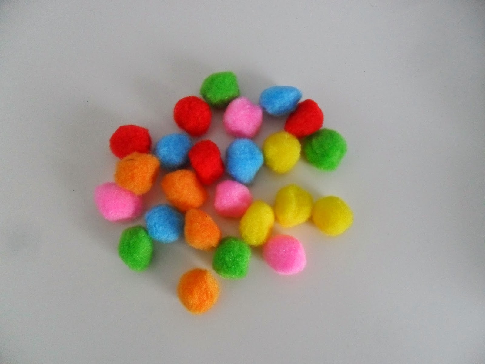 Materiales para Educación Infantil: POMPONES DE COLORES
