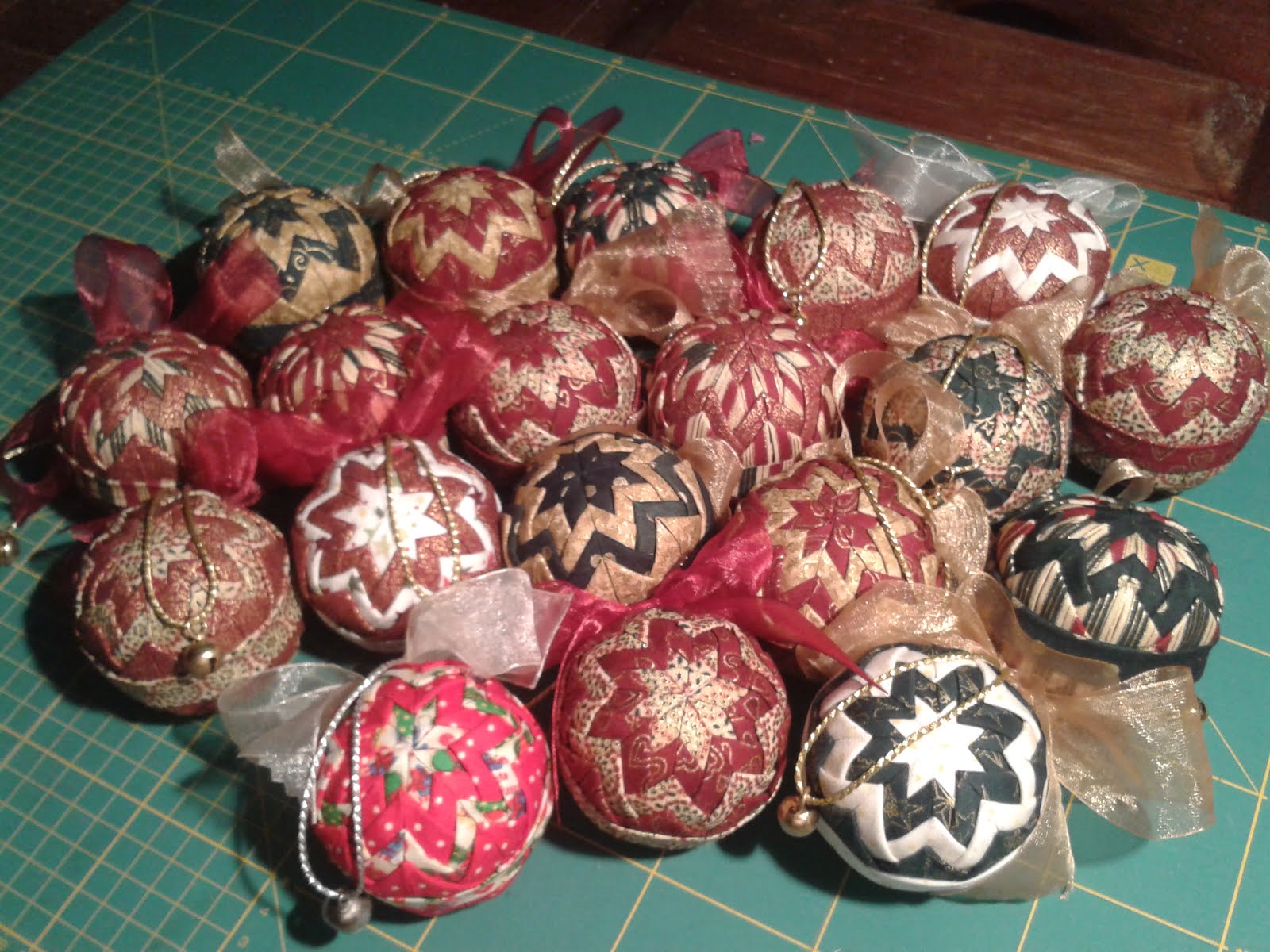 Bolas navideñas en patchwork - Imagui