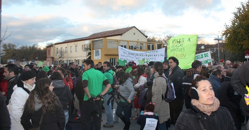 Cientos de vecinos contra el cierre de los colegios de educación ... Cientos de vecinos contra el cierre de los colegios de educación ...