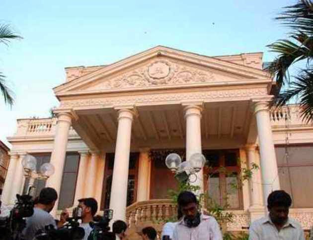 Come Peek Shahrukh Khan-Owned Luxury Homes In Mumbai - Business Corner Come Peek Shahrukh Khan-Owned Luxury Homes In Mumbai - Business Corner