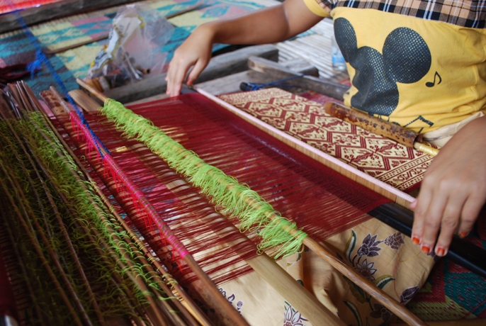 Skyhils: Belajar Menenun Kain Songket, Yukkk!!