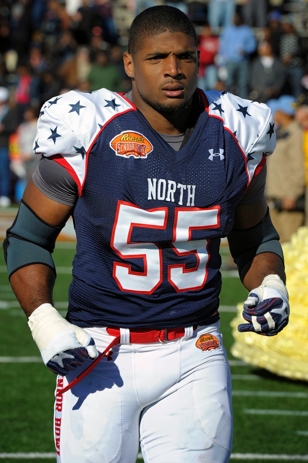 El Lavadero de las Muñecas: JUGADOR DE FÚTBOL AMERICANO SALE DEL CLOSET