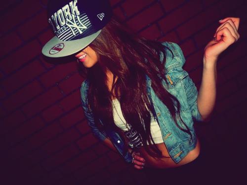 Imagenes de chicas con gorras raperas para FaceBook - Imagui
