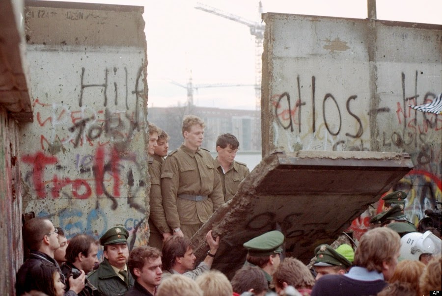30 Amazing Photos of the Fall of the Berlin Wall from 25 Years Ago ~ vintage everyday