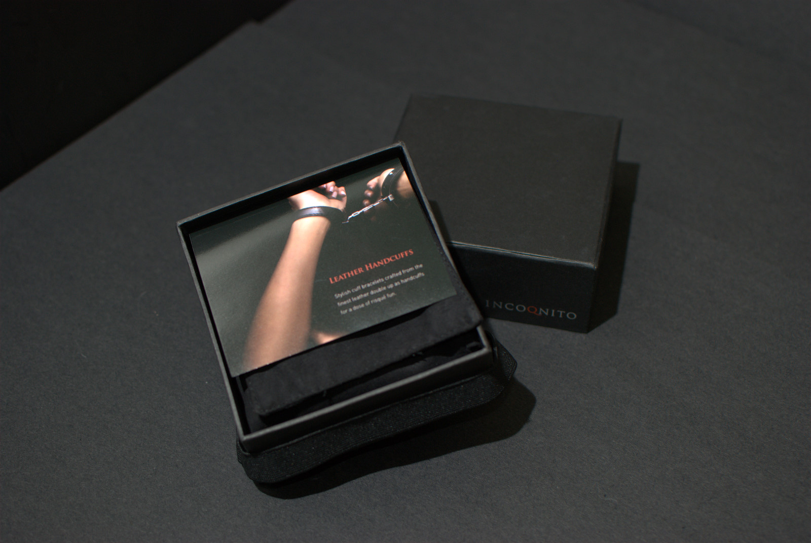 【SM】誘導另一半進入SM世界的小物：INCOQNITO真皮手銬 – 情趣用品女王 SallyQ
