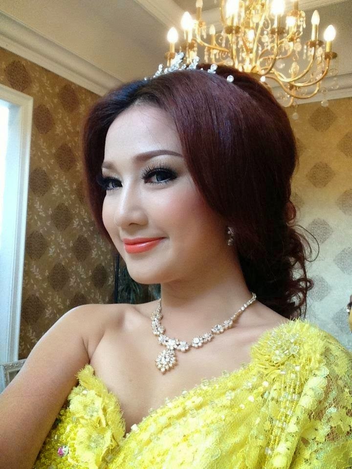 Khmer Actors and Actress: Cambodian Actress Keo Nisa with Traditional Khmer Clothes