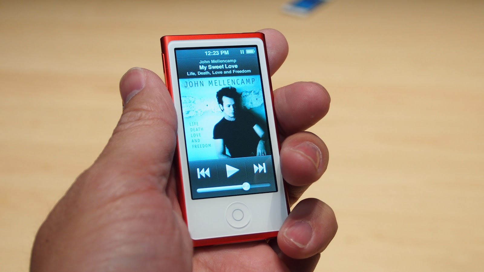 Apple iPod Nano (7th Generation) Gets Hands On Images Gallery - How The New iPod Nano Fits In ...