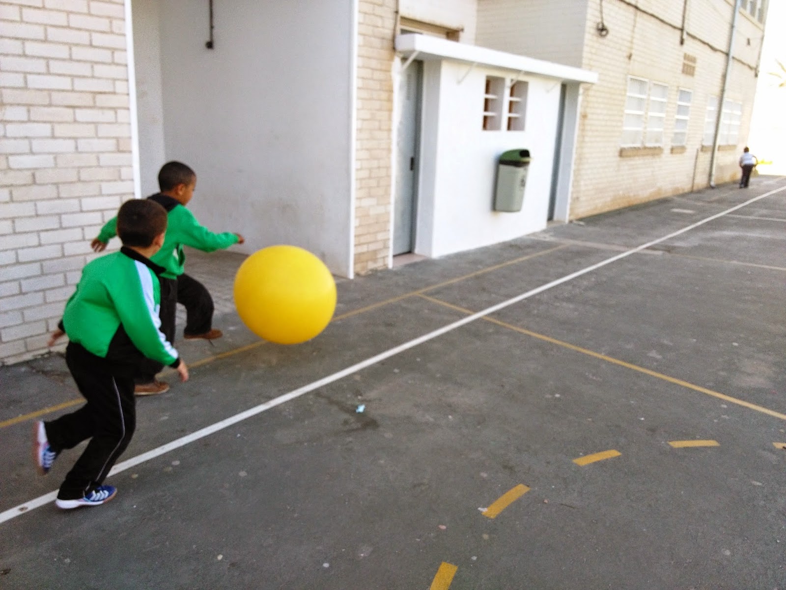 La magia de la infancia: Psicomotricidad con pelota gigante. La magia de la infancia: Psicomotricidad con pelota gigante.