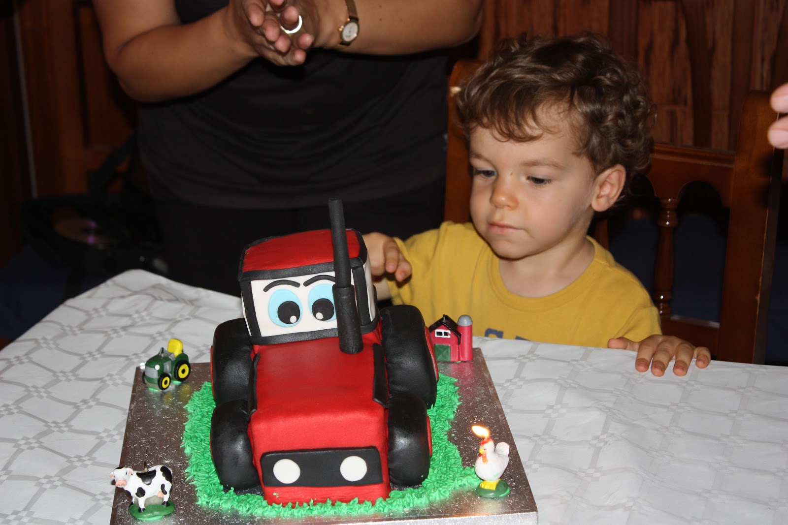 Como hacer una tarta con fondant de un tractor - Imagui