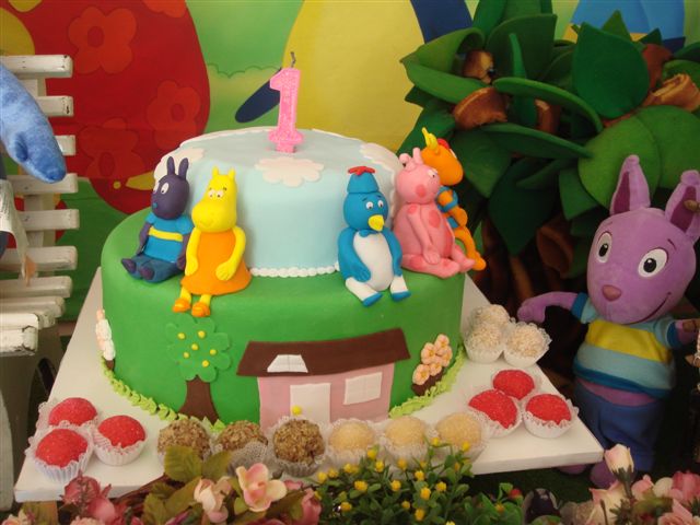 Le Delice, doces especiais ANDREA GATTI doces (sp): Backyardigans- bolo, docinho, lembrancinha