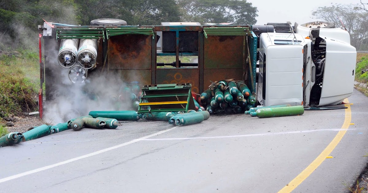PERIODISMO POLICÌACO DE CHIAPAS: Vuelca Camiòn con tanques de oxígeno