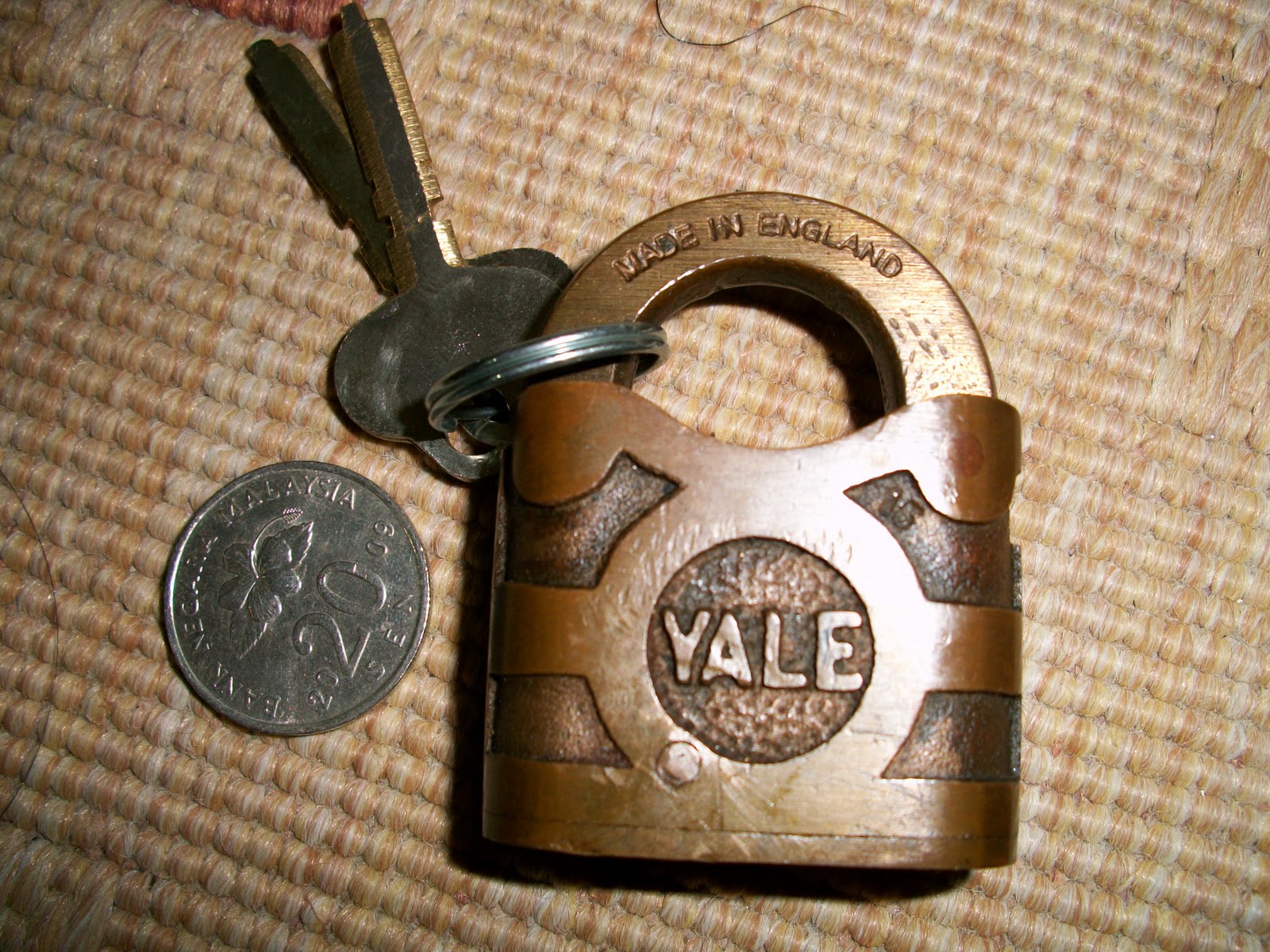 Collectible Items Yale Brass Pad Lock Antique Old With 2 Keys collectible-items-yale-brass-pad-lock-antique-old-with-2-keys