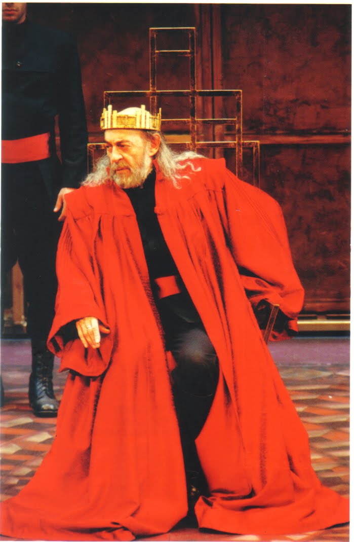 Crítica literária: Roteiro para análise das obras "Hamlet" e "Rei Lear"