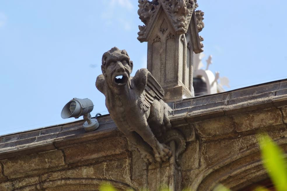 El mundo de Juan María: Viajes y Fotografía: Las gárgolas del edificio ...