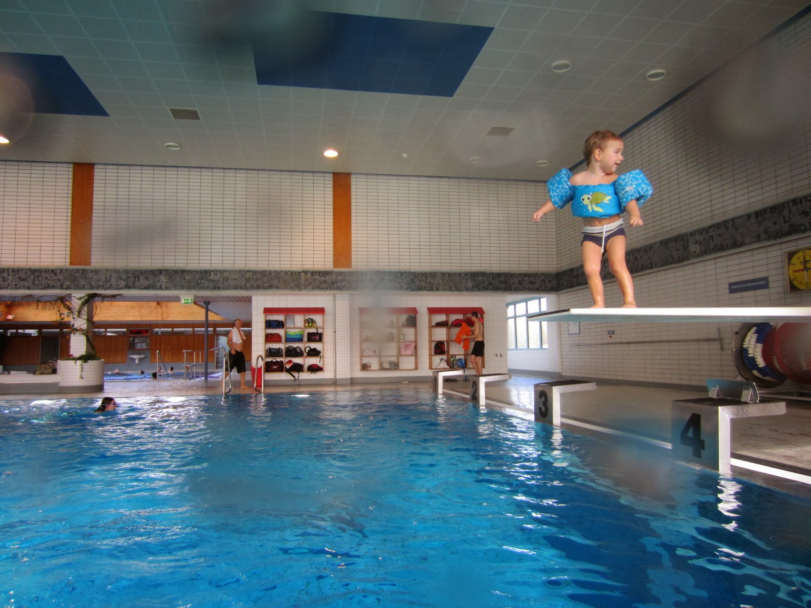 Zwei Jungs dabei: Schwimmbad