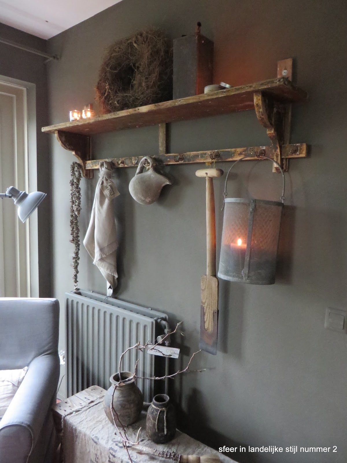 sfeer in landelijke stijl nummer 2: oud houten rek....