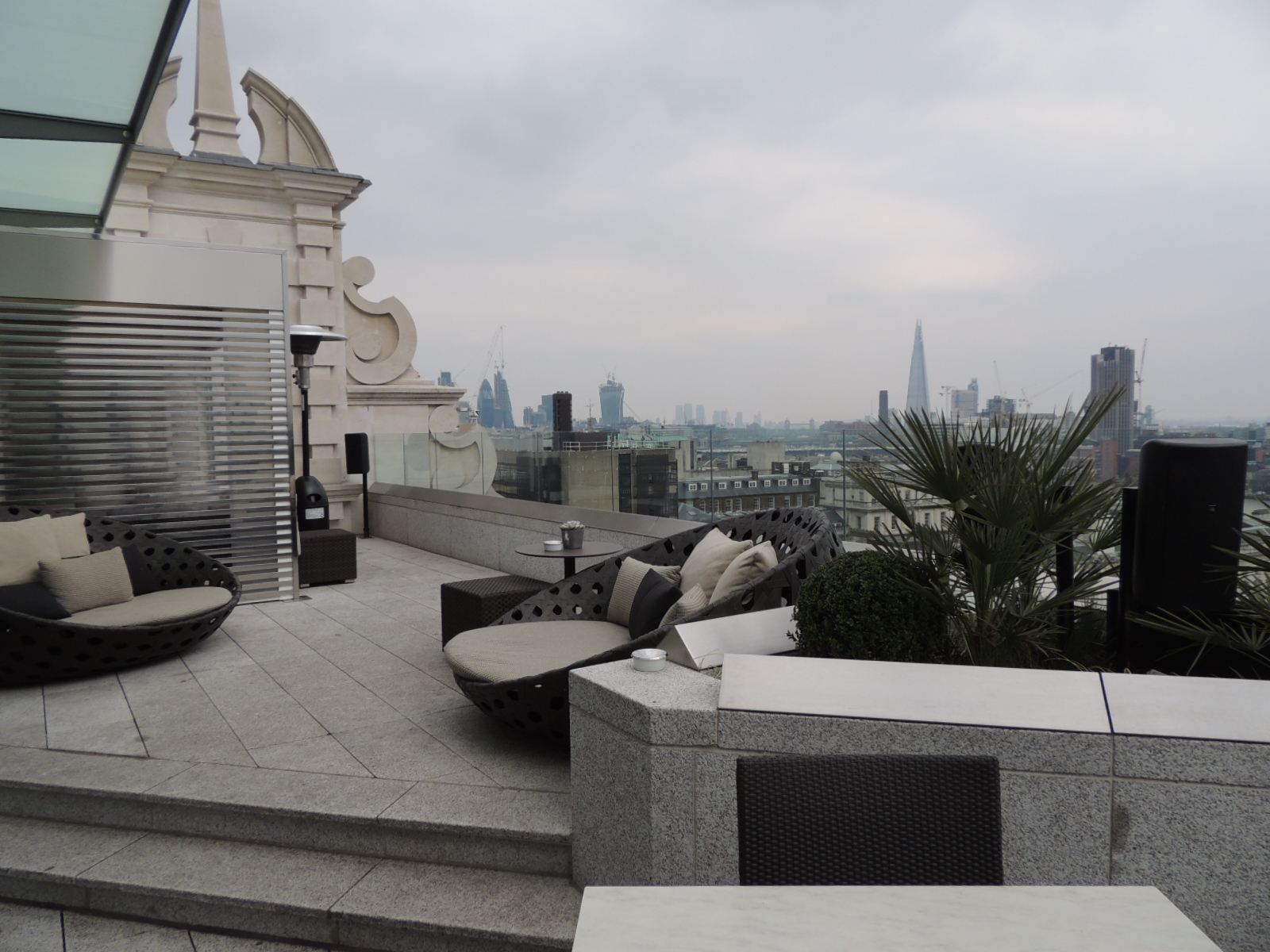 Radio Rooftop Bar "Me" Hotel London | Norman Foster - Ministerio de diseño