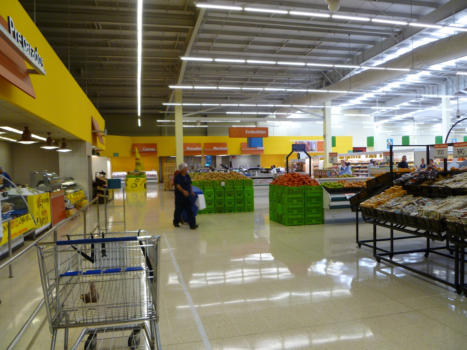 40 Countries by Myself: Wal Mart Costa Rica Undergoes Changes