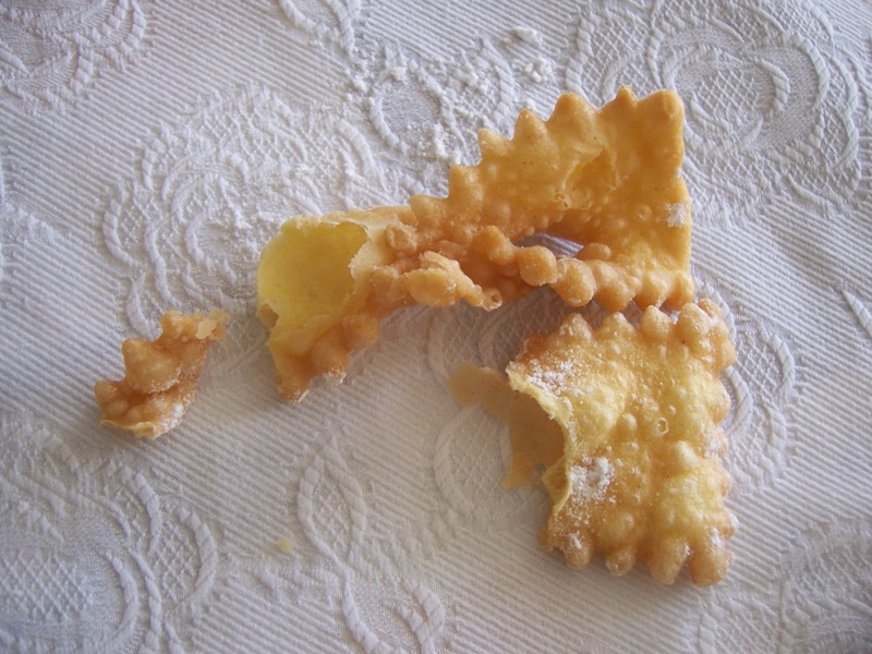 Kuchnia Alicji: Chrusty z trzech rodzajów mąki czyli jak faworek w maśle