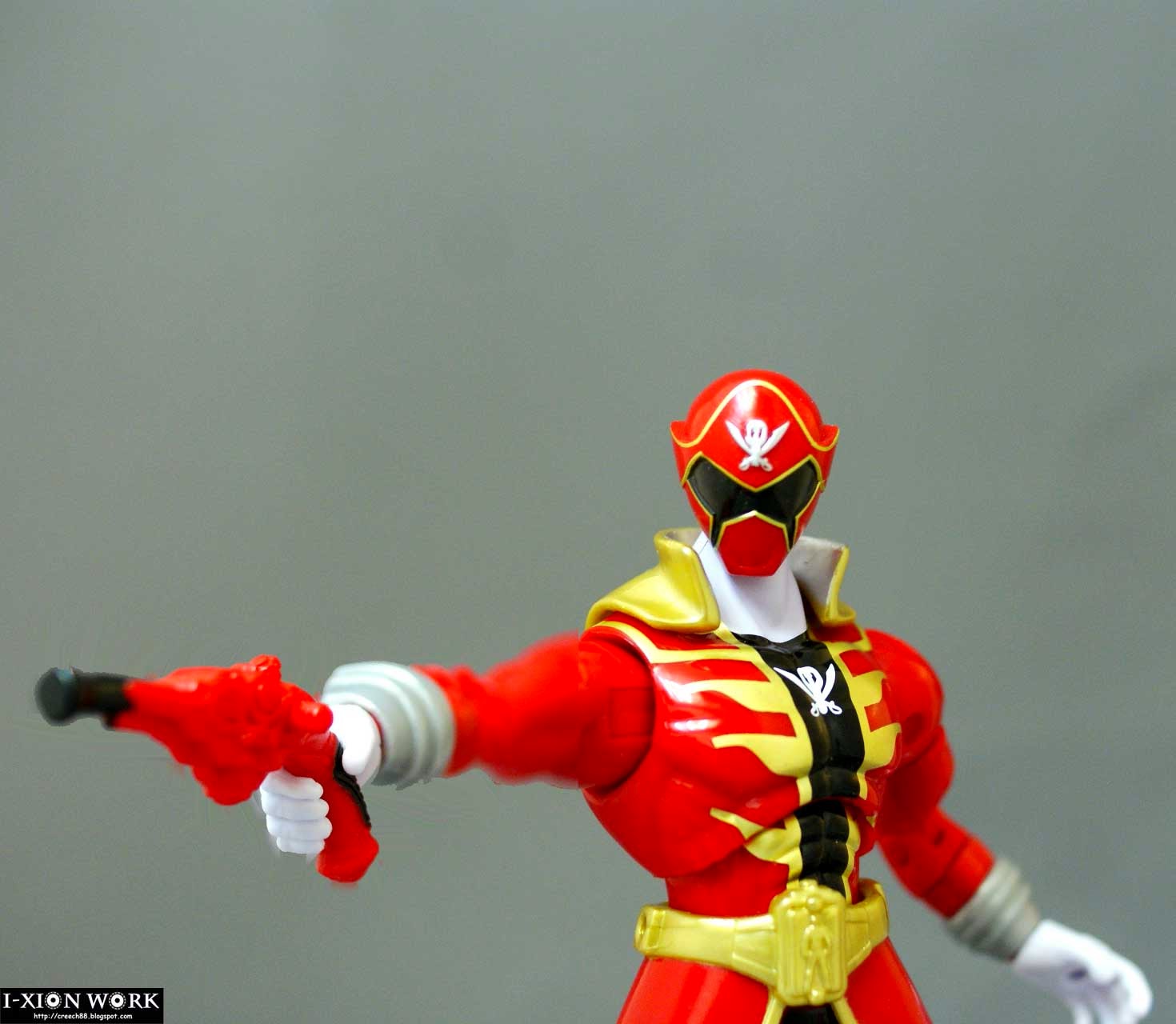 一眼看穿: Power Rangers Super Megaforce - Armored Super Mega Red