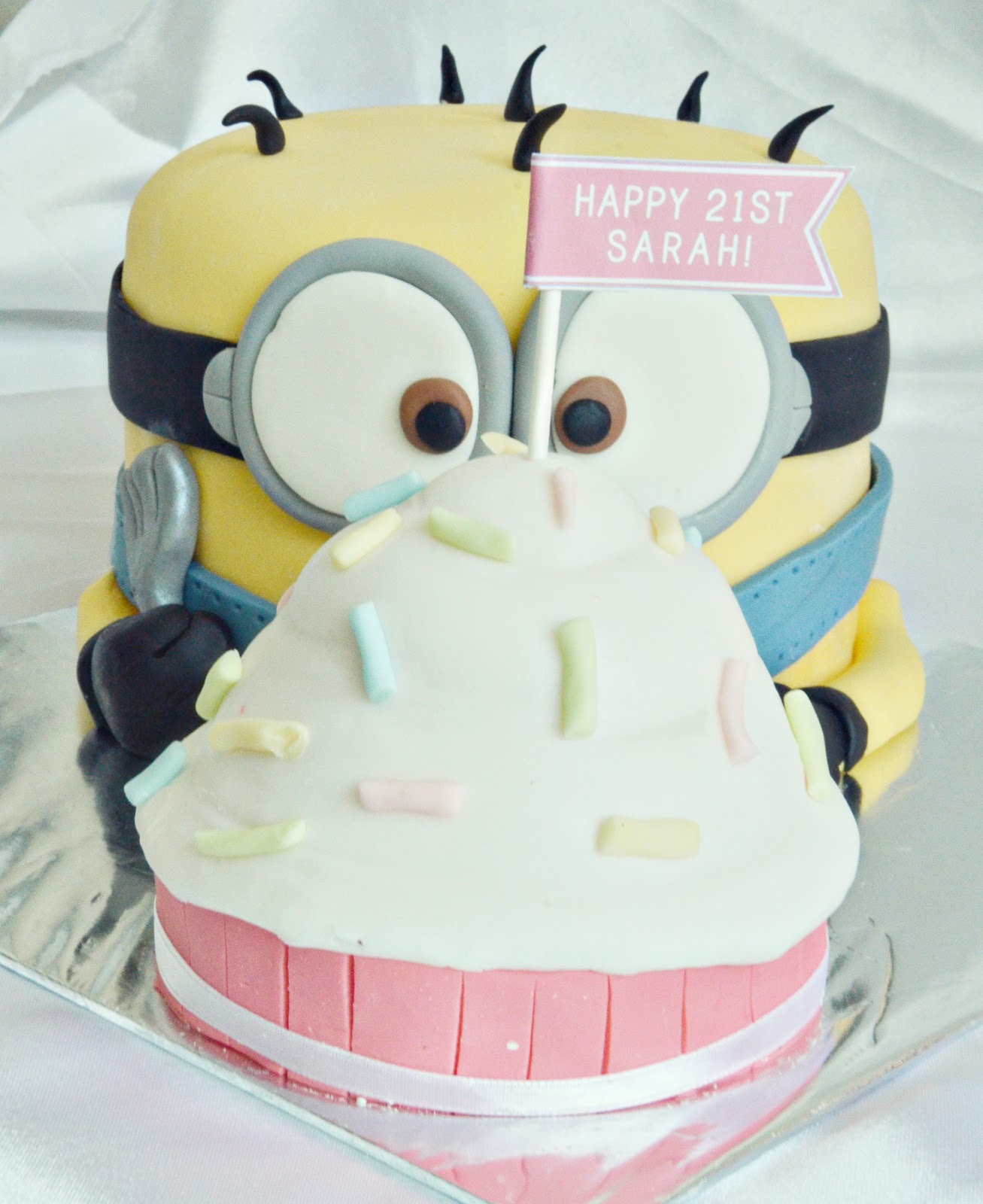 Cake: Minion Inspired Fondant Cake | Creme Berry's Blog
