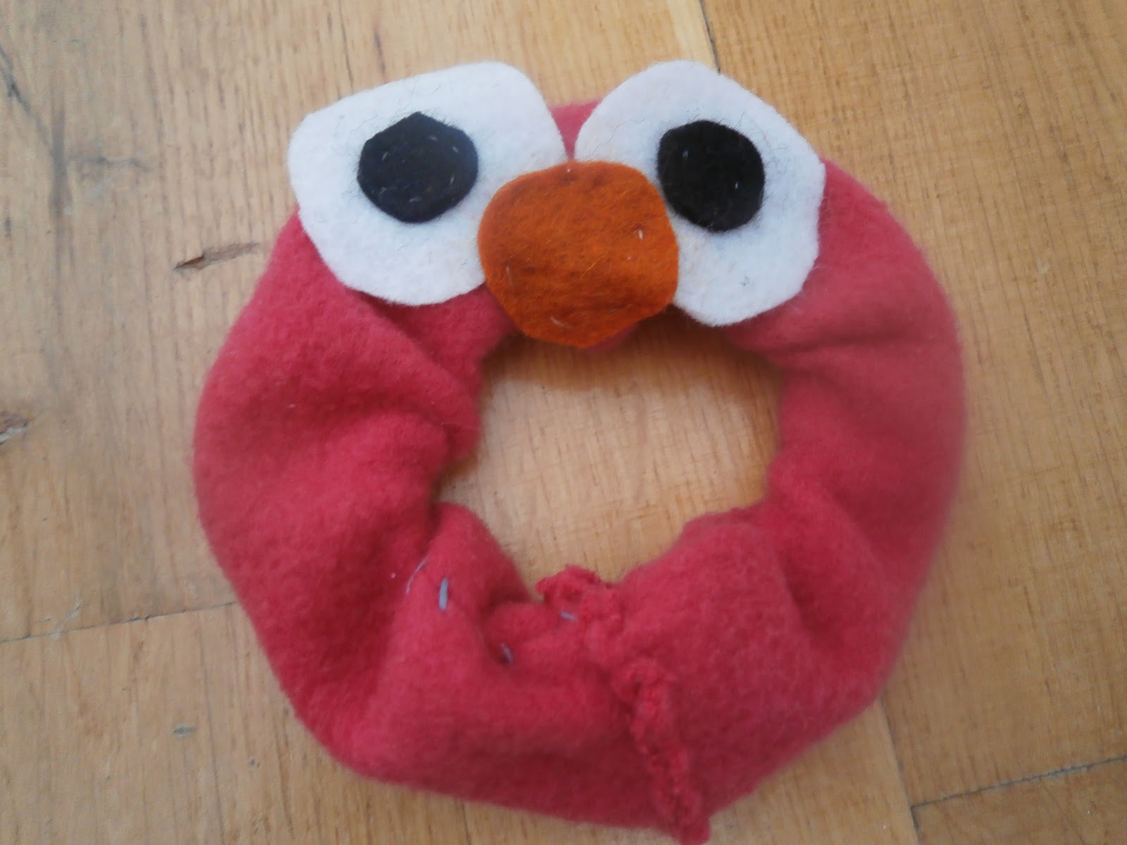 The Feverish Feltist: Elmo Lens friend/ camera scrunchie DIY