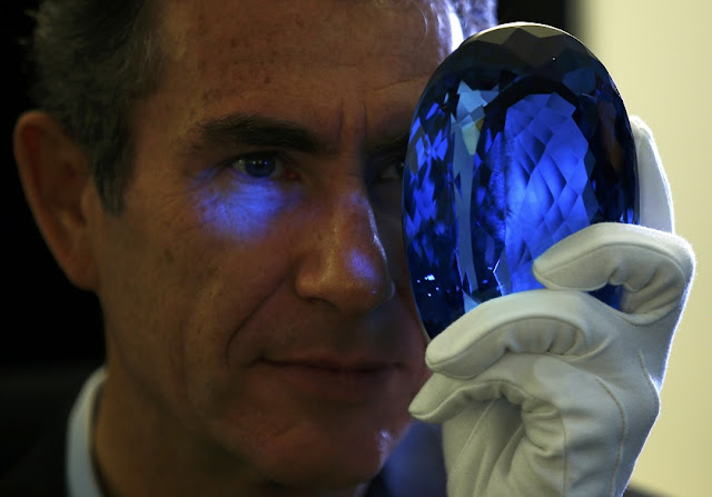 The Largest Blue Topaz Gemstone in The World (Photos) - Geology In