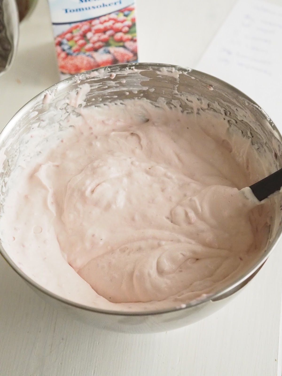 Vaniljaviettelys: Keväinen mango-vadelmakakku