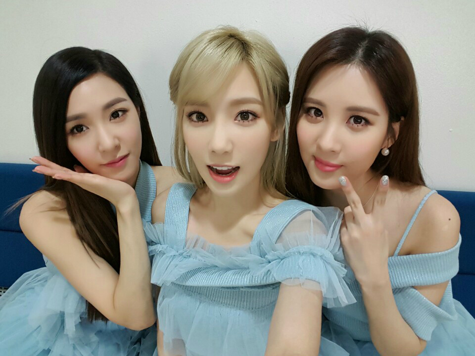 TaeTiSeo posed for a lovely group photo - Wonderful Generation