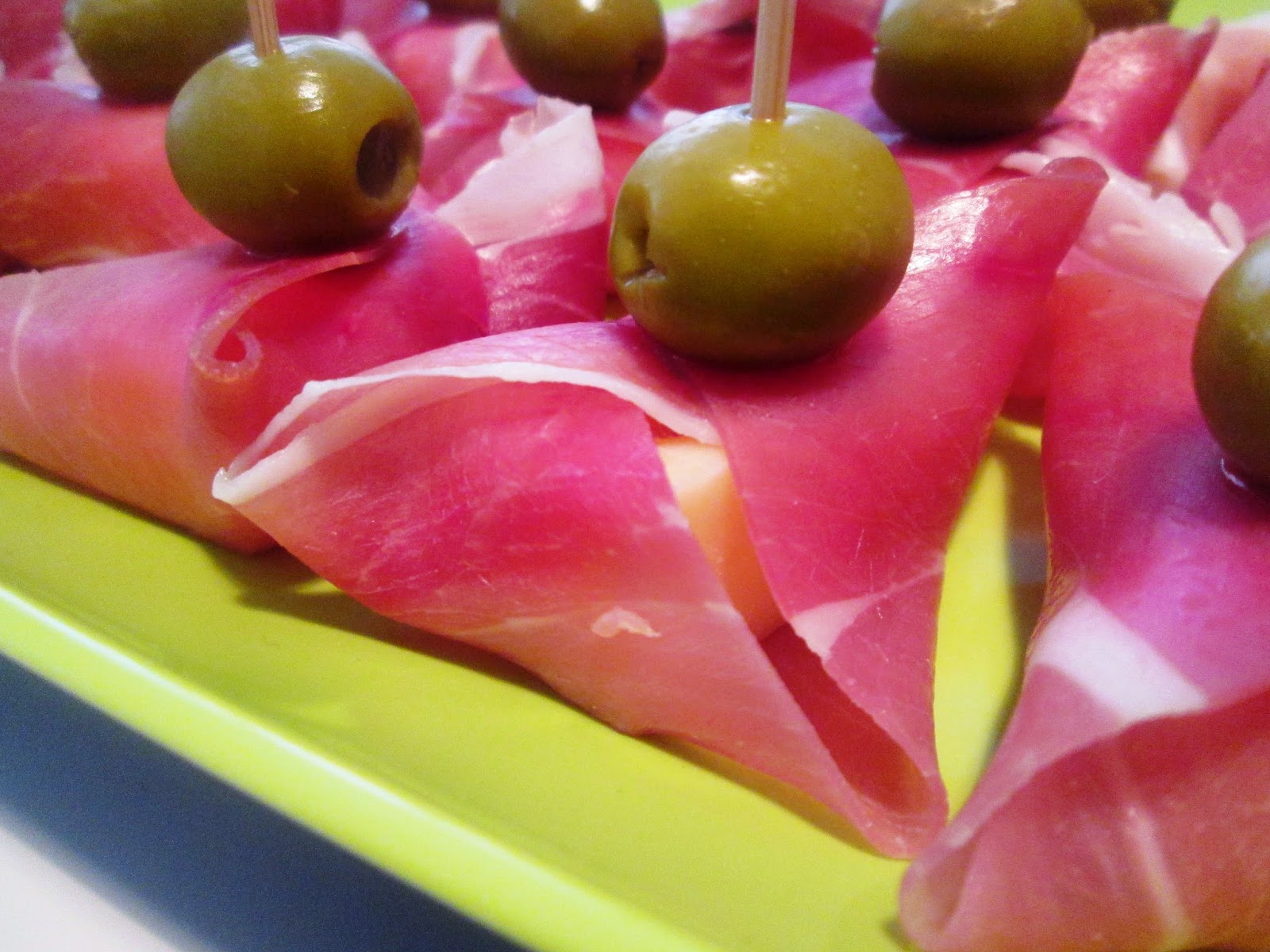 En verden af smag!: Pinchos - Serrano, Manchego og Oliven